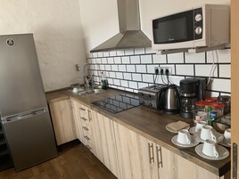 Chaleira elétrica, cadeirão de bebê