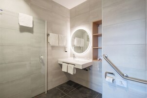 Quarto Twin Standard | Casa de banho | Um polibã, um chuveiro fixo, um secador de cabelo, toalhas fornecidas 