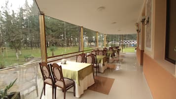 Café da manhã completo grátis durante a semana