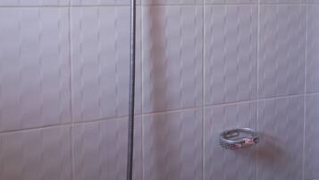 Chuveiro com chuveiro manual e pulverizador de mão.