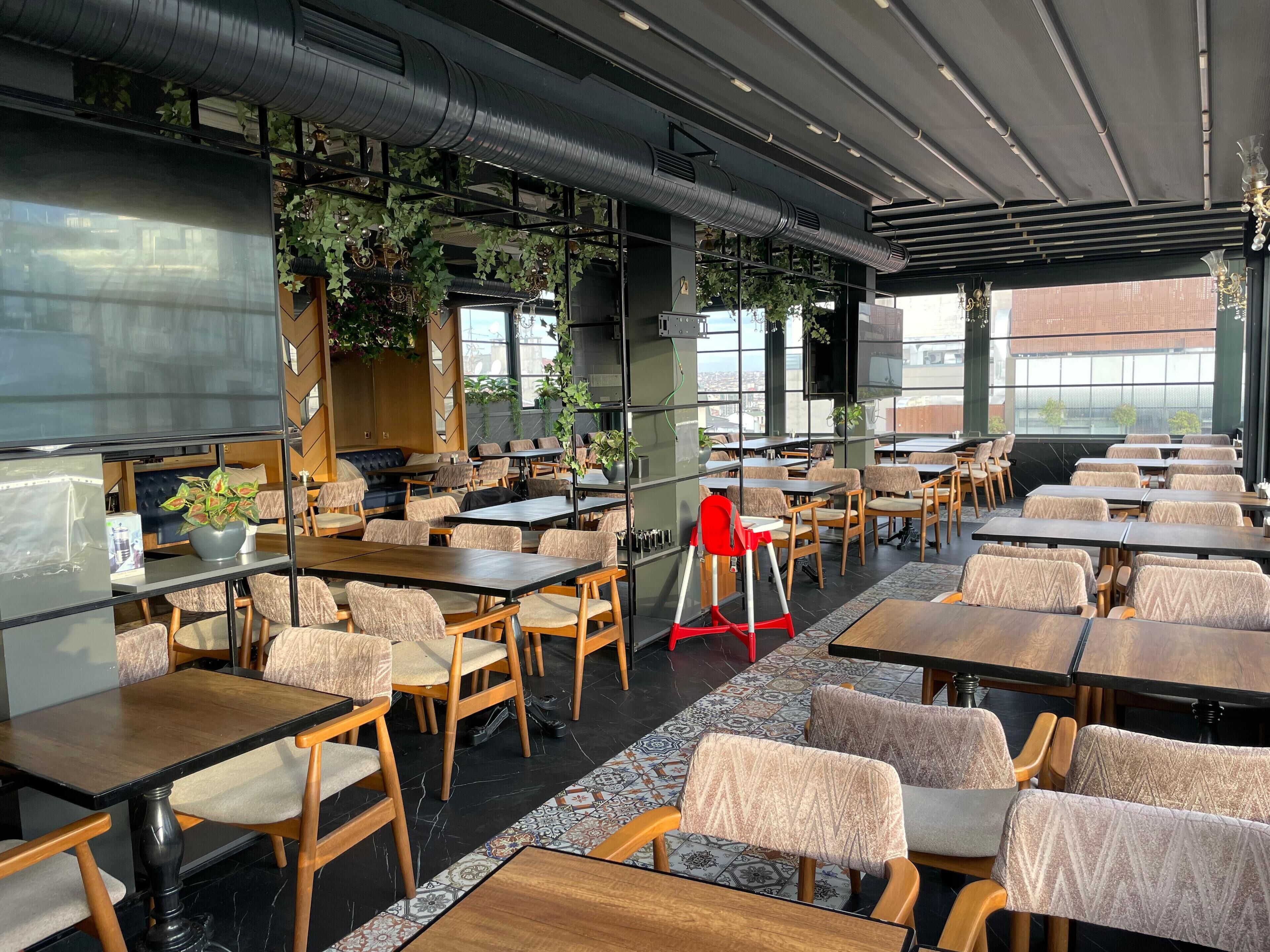 Café da manhã, almoço e jantar; culinária internacional 