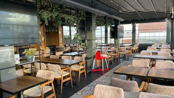 Café da manhã, almoço e jantar; culinária internacional