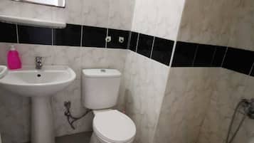 Chuveiro, produtos de toalete grátis, secador de cabelo, chinelos