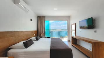Suíte superior, 1 quarto, vista parcial para o lago | 1 quarto, frigobar, cortinas blackout, Wi-Fi de cortesia