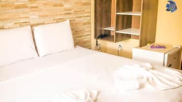 Minibar, secretária, Wi-fi grátis, roupa de cama fornecida