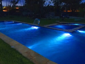 Piscina exterior, guarda-sóis, espreguiçadeiras 