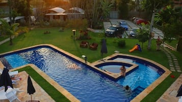 Piscina exterior, guarda-sóis, espreguiçadeiras