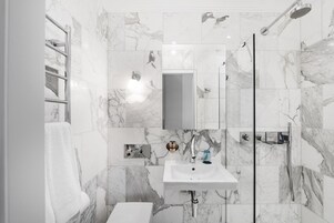 Produtos de toalete grátis, secador de cabelo, chinelos, bidê