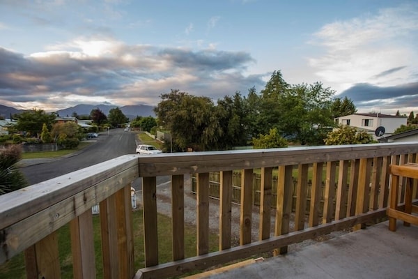 View On Worsley!kiwiana Styled Accomodation - Te Anau