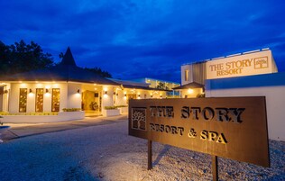 Fachada da propriedade à noite