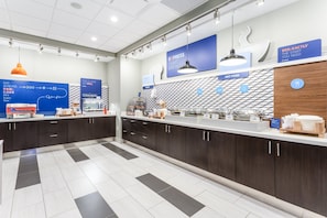 Uma área de café da manhã moderna, com balcão, painéis de exibição e piso ladrilhado.
