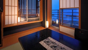 Quarto Quádruplo Tradicional (Japanese Style Private Open-air Bath) | Roupa de alta qualidade, cofre no quarto, ferro/tábua de engomar