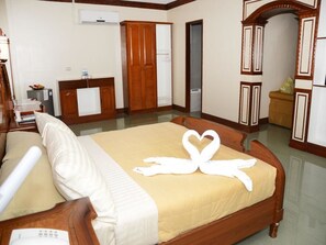 Quarto, 1 cama King | Comodidades do quarto