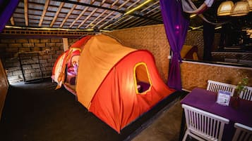 Barraca executiva, 1 quarto, acesso à piscina, vista para o jardim | Roupa de cama