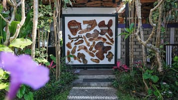 Barraca executiva, 1 quarto, acesso à piscina, vista para o jardim | Banheiro | Chuveiro, produtos de toalete grátis, toalhas de banho
