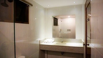 Quarto Superior | Casa de banho | Um polibã, artigos de higiene pessoal grátis, um secador de cabelo 