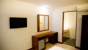 Quarto Deluxe | Minibar, cofre no quarto, secretária, Wi-fi grátis 