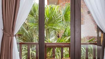 Quarto Familiar, varanda, vista para o jardim | Minibar, cofre no quarto, secretária