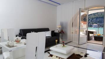 Villa, 4 quartos, piscina privativa, vista para o mar | Sala de estar | TV de ecrã plano, matraquilhos, ténis de mesa