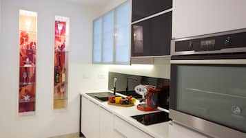 Villa, 4 quartos, piscina privativa, vista para o mar | Cozinha privada | Um frigorífico, um forno, uma placa de cozinha