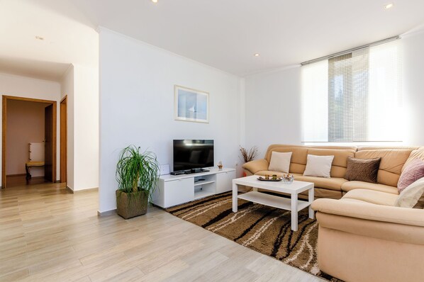 Villa (Three Bedroom Villa with Terrace and ) | Sala | TV plasma 