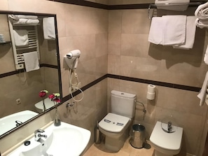 Secador de cabelo, toalhas de banho, sabonete, shampoo