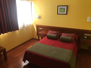 Berços grátis, Wi-Fi de cortesia, roupa de cama