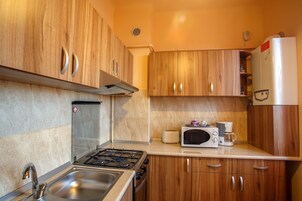 Apartamento Comfort | Cozinha privada | Um frigorífico, um micro-ondas, um forno, uma placa de cozinha 