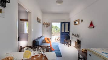 Apartamento, 1 quarto, vista para o mar (3 Adults) | Sala de estar | TV de ecrã plano