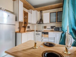 Apartamento superior (Internatsionalnaya, 17) | Cozinha privada | Geladeira grande, micro-ondas, cooktop, chaleira elétrica
