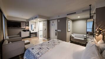 Frigobar, cofres nos quartos, cortinas blackout, quartos à prova de som