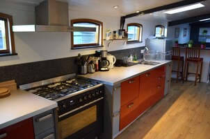 Geladeira, micro-ondas, lava-louças, cafeteira/chaleira