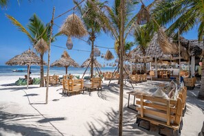 Uma praia privada, praia de areia branca, bares na praia 