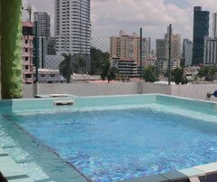 Piscina com vista para edifícios altos ao fundo.