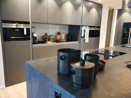 Apartamento urbano | Cozinha privada | Geladeira grande, fogão, cooktop, lava-louças