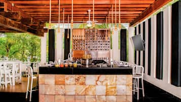9 bares/lounges, bar na praia