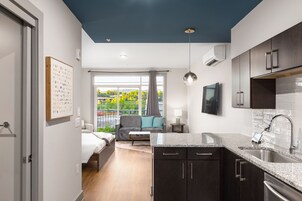 Um frigorífico/congelador grande, um micro-ondas, um forno 