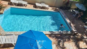 Piscina exterior, espreguiçadeiras