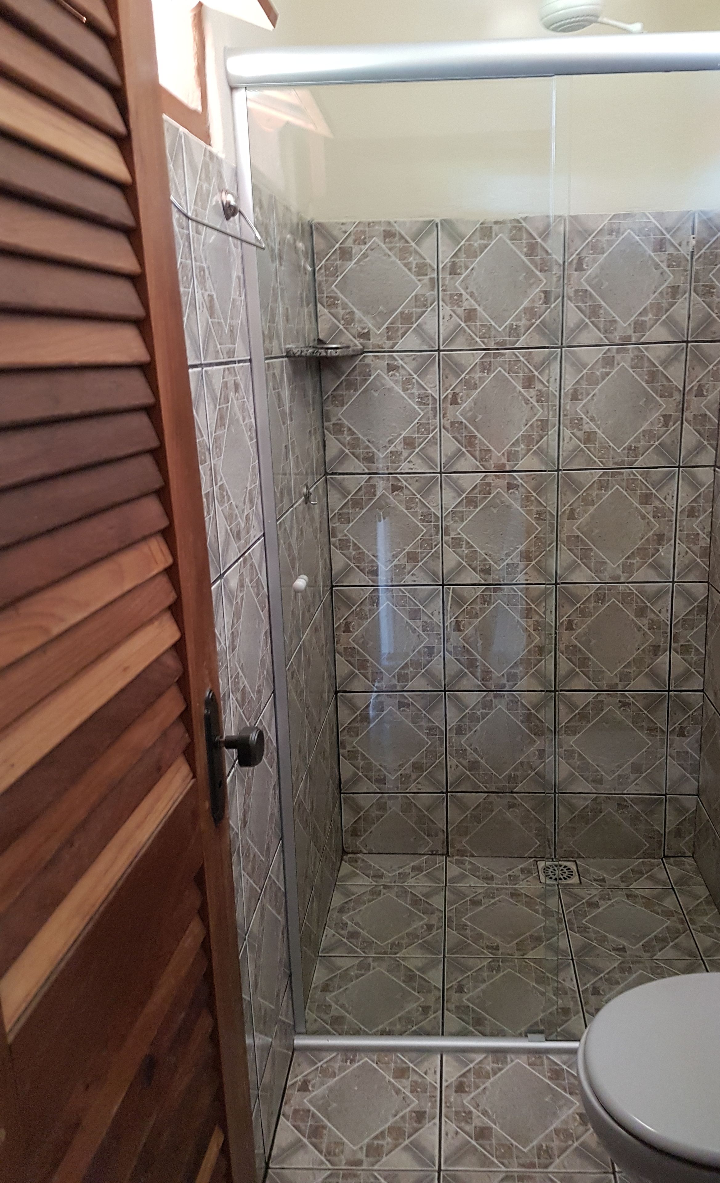 Um polibã, toalhas fornecidas, sabão 