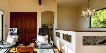 Villa Deluxe (with Private Open-air Bath, Paradis) | Minibar grátis, cofre no quarto, com decoração personalizada 