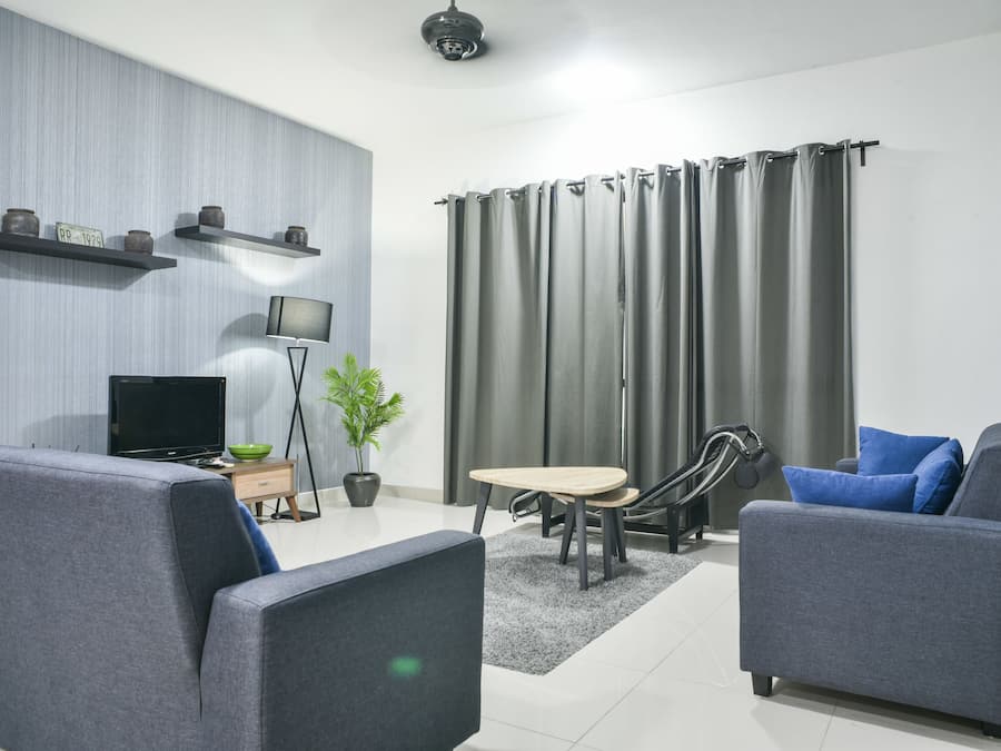 Apartamento Superior, 2 quartos | Sala de estar | Televisor LED