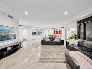 Penthouse | Sala de estar | Televisor de ecrã plano de 55 polegadas com canais digitais, Netflix 