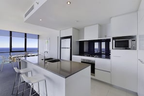 Apartamento Superior | Cozinha privada | Um frigorífico, um micro-ondas, um forno, uma placa de cozinha 