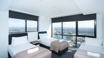 Sub Penthouse, 2 Bedrooms, Ocean Views | 3 quartos, cortinas/cortinados opacos, quartos insonorizados