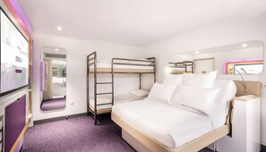 Cabana de Madeira Familiar | Com decoração personalizada, com mobília individualizada, secretária 