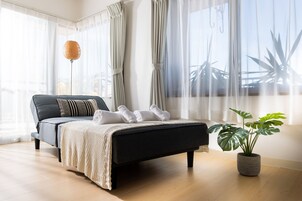 Apartamento família (502, Only Small Dogs Are Allowed) | Área de estar | TV de tela plana