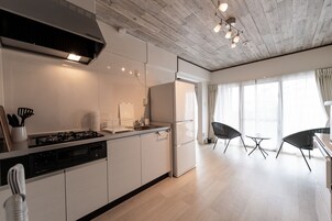 Apartamento Familiar, 4 quartos (401) | Kitchenette privada | Um frigorífico, uma chaleira elétrica, uma torradeira 