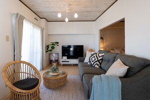 Apartamento Familiar (502, Only Small Dogs Are Allowed) | Sala de estar | TV de ecrã plano 