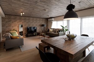 Apartamento Familiar, 4 quartos (401) | Sala de estar | TV de ecrã plano 