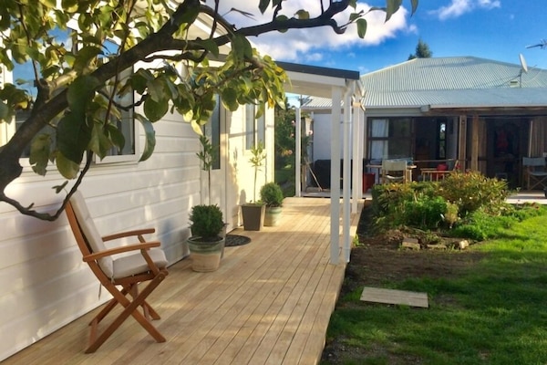Peaceful Garden Setting, Boutique Style Cottage, Full Kitchen, Sep Bedroom. - Wairarapa